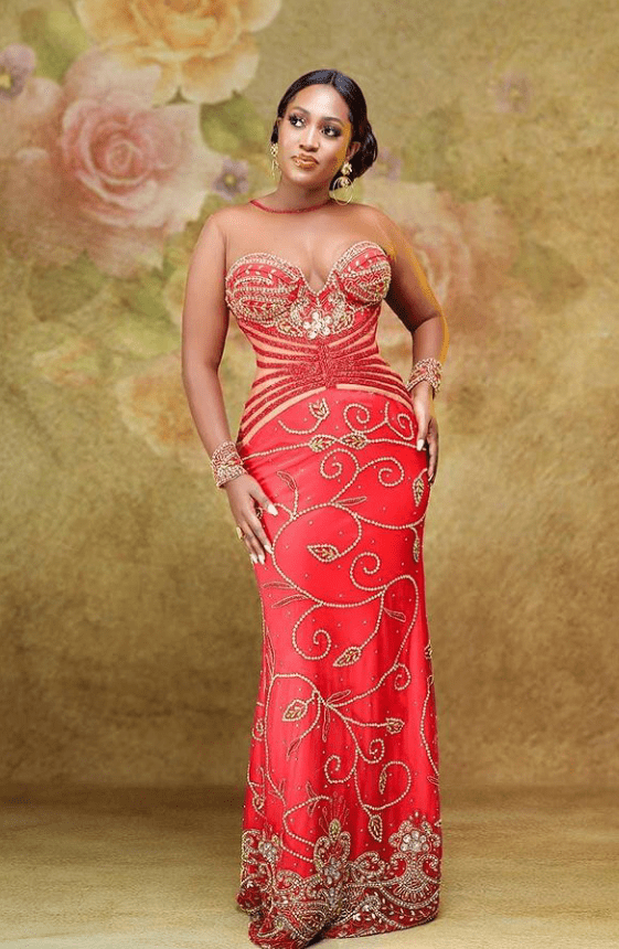 Beautiful Off-Shoulder Lace Outfit Ideas for Special Occasions ...